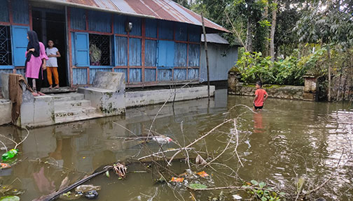Prolonged flooding in Noakhali: people still trapped in water ...